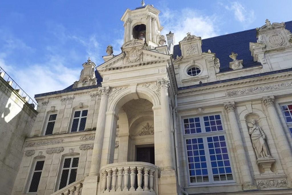 Visit La Rochelle in 1 day - Self-guided walking tour with map